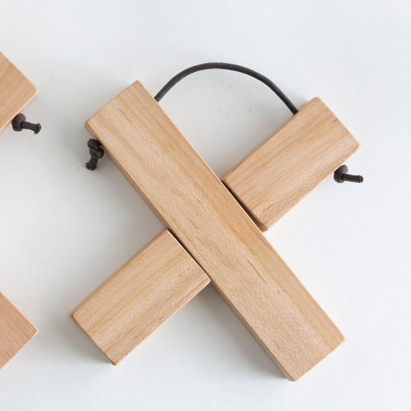 サイズ/約幅6×奥行16×高さ1.5cm重量/約103g内容量/1個材質/天然木（ブナ／無塗装）生産国/日本製食器洗い乾燥機/使用不可●2本の木をクロスに組んで使う、山桜材を使った鍋敷きです。●ご神木の里、岐阜県中津川市付知町で職人の手仕事...