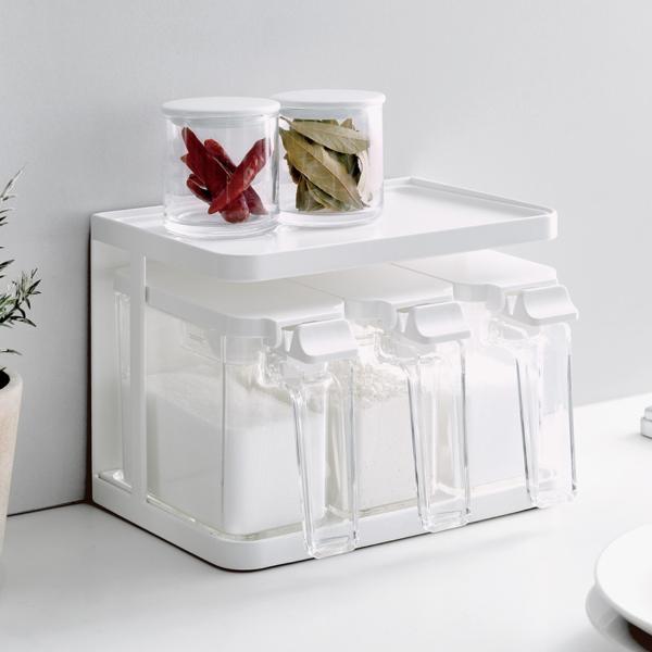 サイズ/約幅18.9×奥行16.1×高さ13.7cm容量/約450ml内容量/ポット3個付属品：ラック材質/【ラック】フレーム：鉄（樹脂コーティング）・ラバーマグネットトレー：ポリスチレンスベリ止め（底部）：EVA樹脂スベリ止め（背面）：ポ...