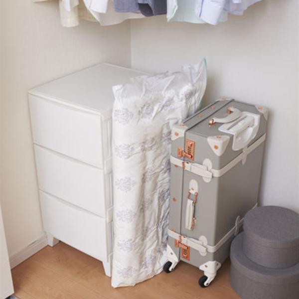 サイズ/約横90×縦90cm内容量/1枚材質/本体：ポリエチレン、ナイロンスライダー：ポリプロピレン生産国/中国製●掃除機いらずの布団圧縮袋『毛布・タオルケット用』です。●収納場所に合わせて圧縮方法を変えられます。●表面には収納していてもお...