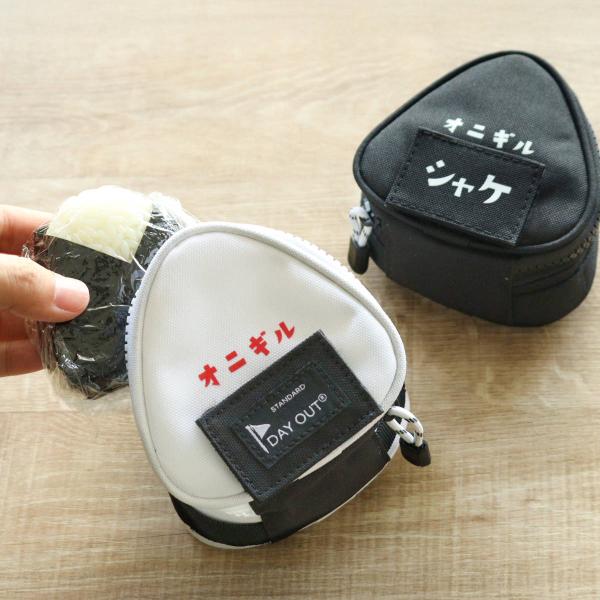 サイズ/約幅10×奥行5.5×高さ10cm内容量/1個（本体、カラビナ）ワッペン6枚（ウメ、コンブ、シャケ、タラコ、ツナマヨ、DAY OUTロゴ）材質/ポリエステル、アルミ蒸着種類/WHITE、BLACK●おにぎりが1つ入るオニギルケースで...