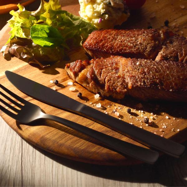 サイズ/約幅1.8×奥行20.5×高さ0.5cm重量/約60g内容量/1本材質/ステンレス生産国/日本製食器洗い乾燥機/使用不可●丈夫でサビにくい燕三条製ステンレスナイフです。●耐久性、耐食性に優れた黒酸化発色を施したマット調の落ち着いたブ...