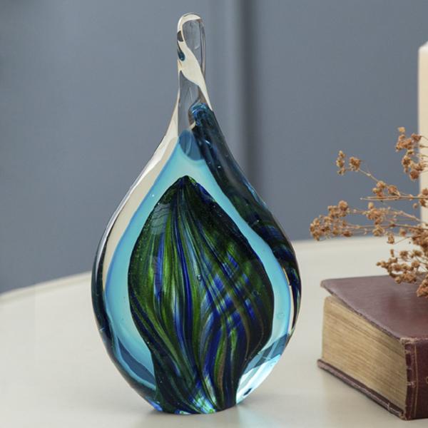 サイズ/約幅10.5×奥行5×高さ18.5cm内容量/1個材質/ガラス原産国/中国●しずくの様な形に寒色が混ざった色合いが美しいガラスオブジェです。●光の反射によって様々な表情が楽しめます。●玄関やリビングなどのお部屋のデコレーションにおす...