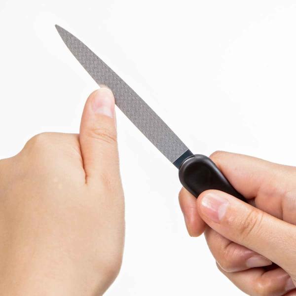 サイズ/全長：約14.5cm重量/約10g材質/本体：ステンレス鋼ヤスリ：クロスカット（三段目立て）ステンレス特殊加工（エッチング）グリップ：エラストマー生産国/日本製●爪の長さ・形を美しく整える、粗さの異なる2WAYタイプの爪ヤスリです。...