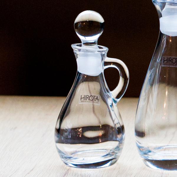 サイズ/約高さ14.5cm容量/約110ml内容量/1個生産国/日本製食器洗い乾燥機/使用不可●ガラス製のドレッシングボトル小サイズです。●取って付きで持ちやすく、適量をスーッとかけられます。●シンプルで美しく、置いておくだけでテーブルコー...