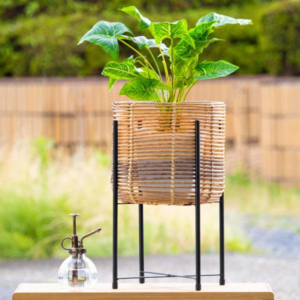 サイズ/約幅26×奥行26×高さ40cm内容量/1個材質/バスケット：ポリエチレン、ポリプロピレン、アイアンスタンド：アイアン生産国/中国製耐荷重/約10kg●まるで本物のような風合いを楽しめる手編みバスケット Mサイズです。●汚れても水で...
