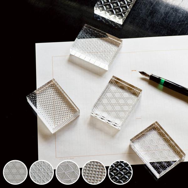 サイズ/8×6×2cm重量/約240g種類/六角籠目、菊繋ぎ、麻の葉、魚子、七宝生産国/日本製●透明度の高い光学ガラスに江戸切子の紋様を施した文鎮です。●伝統工芸を身近に楽しむことができる一品です。●六角籠目は、竹籠の網目に似ていることから...