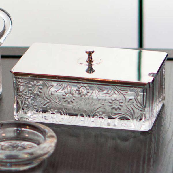 サイズ/約幅14.8×奥行8.6×高さ5.6cmフタの切り込み：約横0.7×縦1.2cm重量/約630g内容量/本体、蓋：各1個材質/本体：ソーダガラス蓋：アルミ生産国/日本製●繊細なお花が彫刻されている、美しいデザインのバターケースです。...