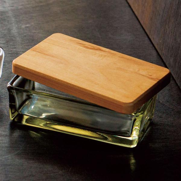 サイズ/約幅15×奥行9×高さ5.8cm重量/約590g内容量/本体、蓋：各1個材質/本体：ガラス蓋：桜　蜜蝋仕上げ生産国/日本製●ほんのり琥珀色をしたガラスと、桜の蓋の組み合わせがレトロな雰囲気のバターケースです。●蓋は裏返すとカッティン...