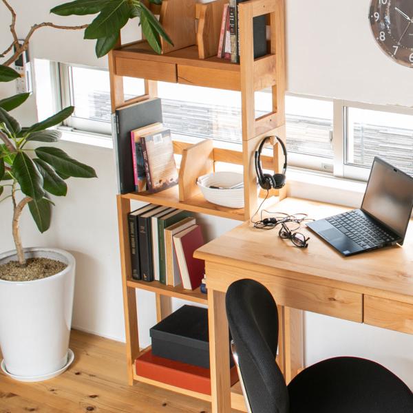 サイズ/約幅55×奥行23×高さ143cm内容量/1脚材質/アルダー材オイル塗装生産国/中国製引き出し1段あたり耐荷重/約0.3kg天板耐荷重/約5kg棚板1枚あたり耐荷重/上段：約5kg中段：約10kg下段：約5kg組立状態/お客様組立品...