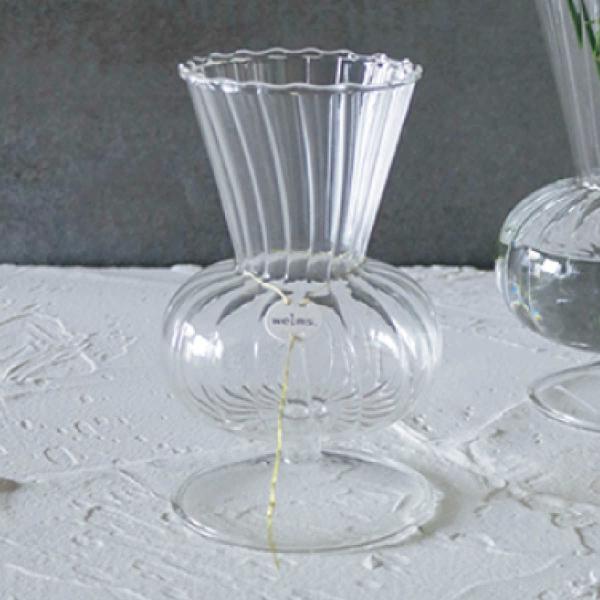 サイズ/約奥行6.8×高さ13.2cm直径：約8.3cm内容量/1個材質/ガラス●エレガントな印象のフラワーベースです。●クリアなガラスなのでお部屋の雰囲気に溶けこみます。●小さめのサイズ感で手軽にお花のある生活を楽しめます。花入れ ガラス...