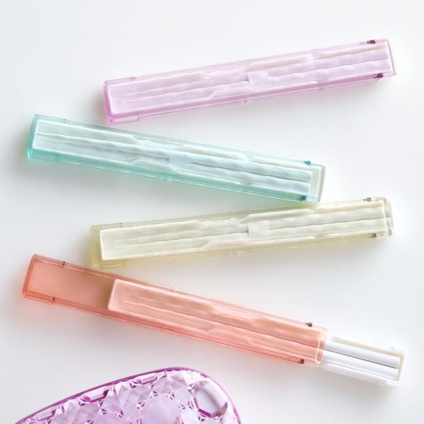 サイズ/約幅19.1×奥行2.7×高さ1.2cm箸：約18cm重量/約50g内容量/1個（ケース、お箸）材質/箸箱 蓋：AS樹脂箸箱 本体：ポリプロピレン蓋のみ：ウレタン塗装BPAフリー＆LEADフリー箸：メタクリル樹脂種類/ピンク、パープ...