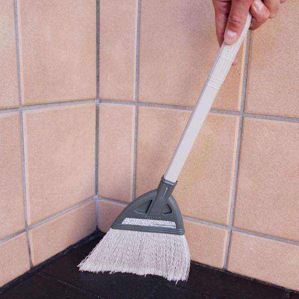 サイズ/穂幅：約22cm全長：約50cm重量/約110g内容量/1本材質/穂：ポリプロピレン柄：木にPEチューブヘッド：ポリエチレン生産国/中国製屋内・屋外/屋内外兼用●水に強く、耐久性のあるプラスチック繊維を使用した樹脂製ほうきです。●細...