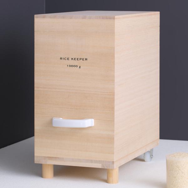 サイズ/約幅18×奥行35×高さ34.5cm重量/約1125g容量/米収納量：約10kg内容量/1個材質/天然木（桐／無塗装）、樹脂、金属、磁器生産国/日本製●防虫恒湿効果に優れた桐製の米びつです。●調湿効果がある桐は、米びつ内を一定の快適...