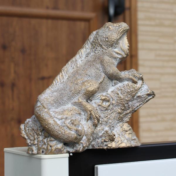 サイズ/約幅14×奥行6.5×高さ17cm内容量/1個材質/セメント生産国/中国製●躍動感あふれる姿で岩に登るトカゲを表現したセメント製のオブジェです。●彫刻作品のようなアート性の高いデザインです。●セメント製の重厚感と耐久性があります。●...