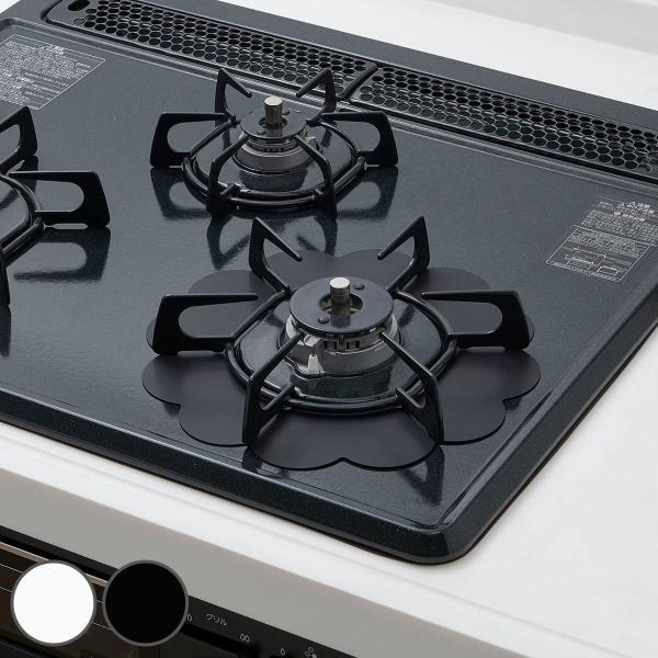 サイズ/直径：約24cm厚さ：約0.06cm重量/約130g内容量/1枚材質/スチール（塗装：ベラスコート）種類/ホワイト、ブラック生産国/日本製食器洗い乾燥機/使用可能●ガスコンロの汚れを防ぐ便利なカバーです。●五徳の下に置くだけの簡単設...