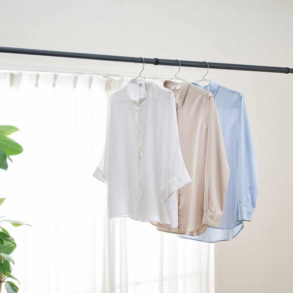 サイズ/1.7〜2.3m内容量/1本材質/本体：スチールパイプ粉体塗装樹脂部品：ポリプロピレン、ABS樹脂、ポリエチレン耐荷重/10kg●耐候性に優れた樹脂で塗装した伸縮する物干し竿です。●マットブラックの洗練されたデザインで、スタイリッシ...