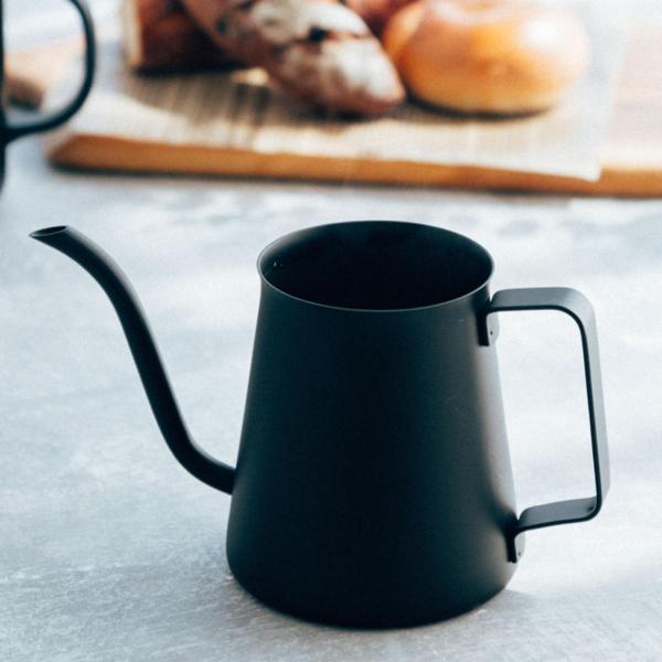 サイズ/約幅19.6×奥行10×高さ11cm口径：8cm容量/適正容量：500ml内容量/1個材質/ステンレス生産国/中国製● 沸かしたお湯を注いで、卓上でドリップコーヒーが楽しめるケトルです。● 細口ノズルにより、お湯の量を繊細にコントロ...