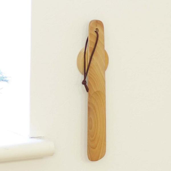 サイズ/約幅4×奥行1×高さ26cm台座：約幅6×奥行2×高さ6cm内容量/1個付属品：台座材質/表地：天然木(ケヤキ）、マグネット生産国/中国製●台座に近づけるとピタッとくっつく、浮かせて収納できる靴ベラです。●スペースを取らない長さ26...