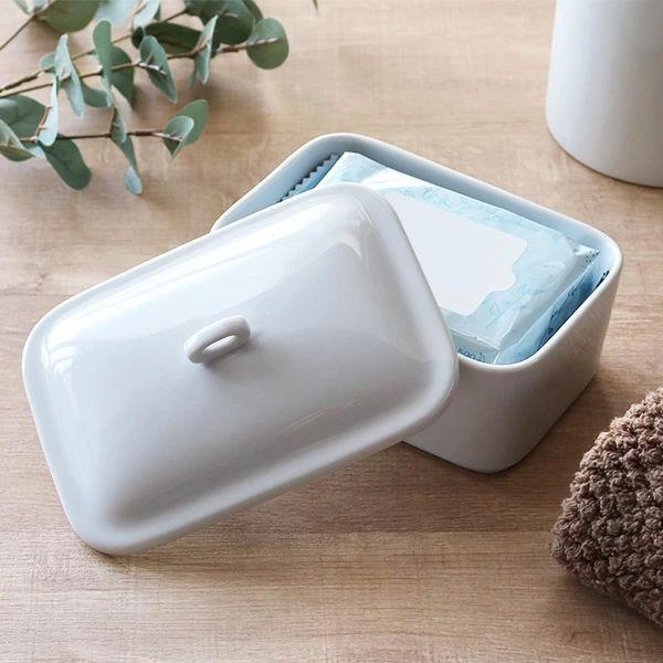 サイズ/約幅17.5×奥行12.5×高さ9.5cm内容量/1個材質/陶器（磁器）生産国/日本製●清潔感のある真っ白な陶器の除菌シートボックスです。●陶器製の重厚感とスタイリッシュなデザインが、ホテルのような上質な空間を演出してくれます。●フ...