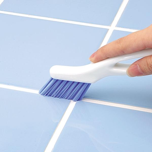 サイズ/約幅27×奥行8.5×高さ2cm内容量/1個材質/ポリプロピレン生産国/台湾製●ハードとソフトの2種類の毛で、汚れや素材に合わせて使い分けができるブラシです。●ハードブラシは浴室のタイルや目地洗いに、ソフトブラシは風呂ふたの溝洗いな...