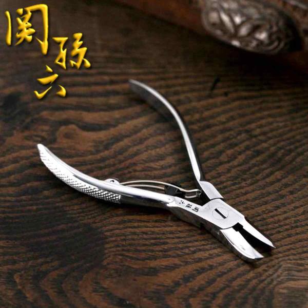 サイズ/約幅5×奥行12.7×高さ1.3cm重量/約74g内容量/1本材質/ステンレス刃物鋼生産国/中国製●刀匠関孫六の伝統から生まれたニッパー型の爪切りです。●巻き爪などで一般的な爪切りでは切りづらい方にもおすすめです。●スプリング付きで...
