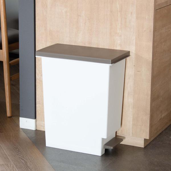 サイズ/外寸：約幅23.5×奥行41.5×高さ49.5cm内寸：約幅22×奥行37cmふたを開けた時の高さ：87.5cm容量/約30L内容量/1個材質/ポリプロピレン生産国/日本製●軽く踏んでサッと開くペダル式のゴミ箱です。●容量はキッチン...