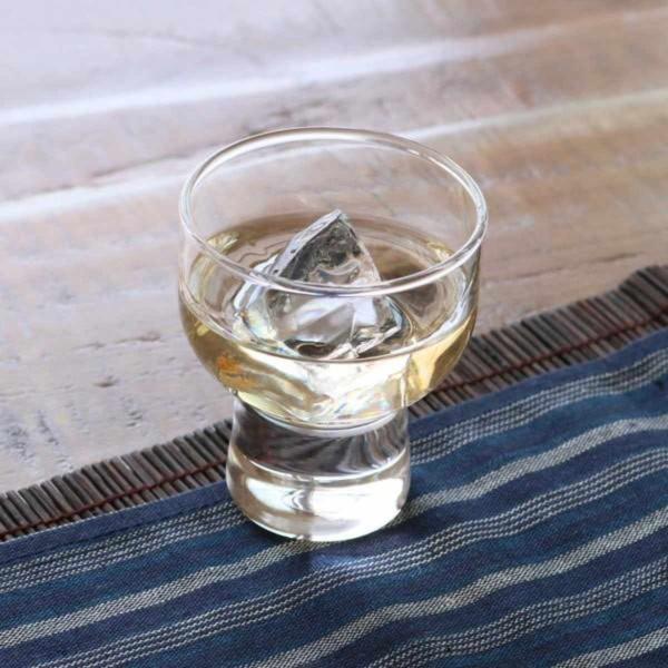 サイズ/約高さ6.5cm直径：約5.6cm重量/約90g容量/約65ml内容量/6個セット材質/ソーダライムガラス生産国/日本製食器洗い乾燥機/使用可能電子レンジ/使用不可●冷酒を飲むのにピッタリな、お猪口6個セットです。●容量は65mlで...