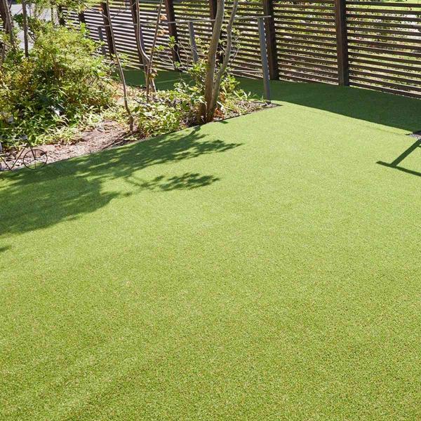 サイズ/幅91cm×10m芝丈10mm重量/約11.8kg内容量/1ロール材質/表面：ポリエチレン・ポリプロピレン裏面：耐水SBRコーティング生産国/日本製●天然芝に限りなく近づけたリアルな質感の3色パイルの人工芝です。●ベランダやテラスな...