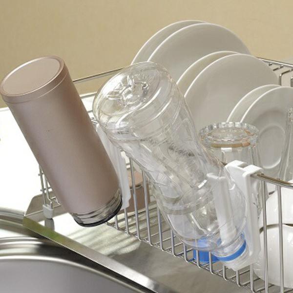 サイズ/約幅4.6×奥行3.1×高さ9.5cm内容量/2個入材質/ポリプロピレンBPAフリー生産国/日本製●洗い終わったペットボトル等をサッと引っ掛けて水切りできるボトルスタンドです。●フックは２個組なので、ボトルやコップ洗いブラシなどを効...