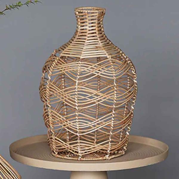 サイズ/約高さ37cm直径：約25cm材質/ラタン生産国/ベトナム製●中に入れる花瓶との組み合わせによって、表情が変わるフラワーベースカバーです。●時間帯や光の角度で変化する影が空間に詩情を宿します。●ドライフラワーを飾ると柔らかな印象に仕...