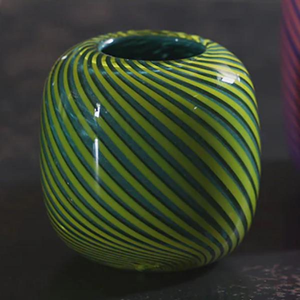 サイズ/約高さ10.5cm直径：約9.5cm内容量/1個材質/ガラス生産国/中国製●洗練されたストライプ模様と重厚感あふれる分厚いガラスのフラワーベース　バッハです。●キャンディーのように艶やかで甘い色合いが魅力です。●ガラスの厚みによって...