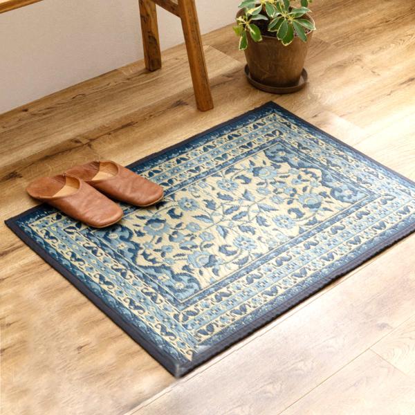 サイズ/約横85×縦55cm内容量/1枚材質/表面：い草100％（三重織）裏面：不織布縁：綿100％（四方縁）生産国/中国製●ペルシャ絨毯を思わせる繊細なデザインを表現した洋風い草マットです。●美しく染め上げたい草を複雑に織り上げることで、...