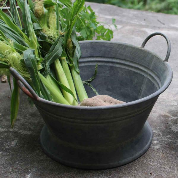 サイズ/約高さ18.5cm直径：約35.5cm内容量/1個付属品：PVCポット材質/ブリキ生産国/中国製●シャビーシックな雰囲気漂うブリキハンドルバケツ Lサイズです。●ハンドル付きなので移動がスムーズで、植え替えに便利です。●独自のシルエ...