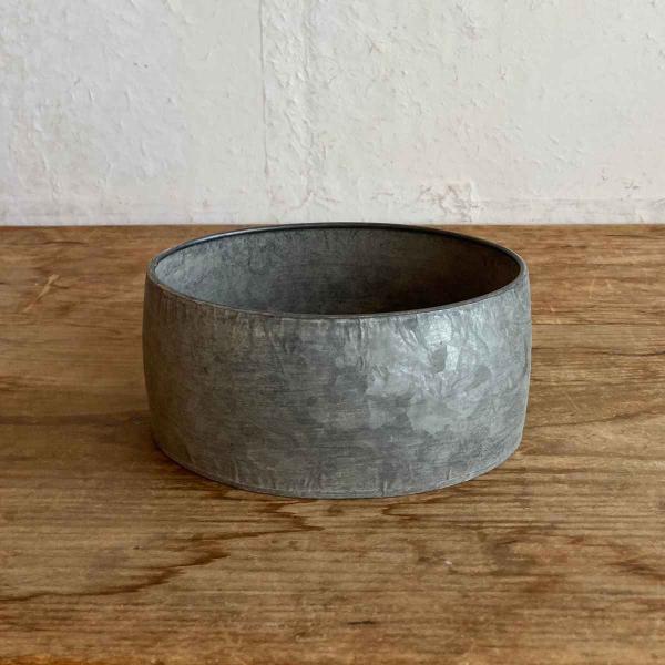 サイズ/約幅17×奥行11.5×高さ8.5cm内容量/1個付属品：PVCポット材質/ブリキ生産国/中国製●素朴な風合いが魅力のブリキプランター オーバルSサイズです。●軽量ながら耐久性が強く、エイジングも楽しめます。●オーバルの曲線がグリー...