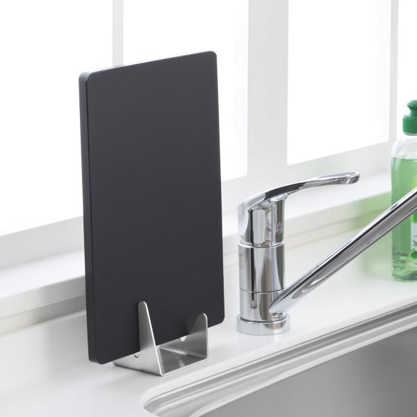 サイズ/約幅6.5×奥行6×高さ6.5cm重量/約118g内容量/1個材質/18-8ステンレス生産国/日本製食器洗い乾燥機/使用可能●厚み約2cmまでのまな板を垂直に立てられるまな板スタンドです。●まな板を垂直に立てることで、水切れが早いで...