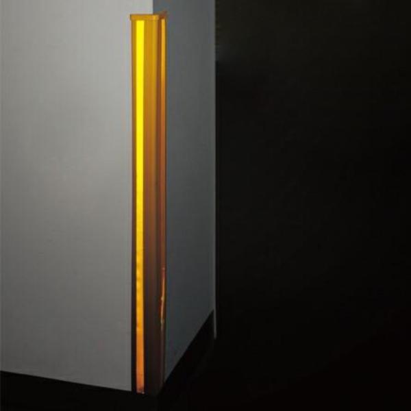 サイズ/厚さ：約5cm約幅5cm×長さ1m内容量/1本材質/軟質エンビ●超高輝度反射シート付きの強力粘着タイプのガードパッドです。●暗い場所でもヘッドライトの光などに良く光ります。