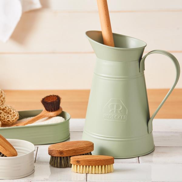 サイズ/ブラシスタンド：約直径15×高さ23cmブラシ：約直径8.5×高さ38.5cm内容量/トイレブラシ、スタンド各1個材質/ナイロン、天然木、アルミ生産国/ドイツ製●ドイツ老舗ブラシメーカー「REDECKER」のトイレブラシとスタンドの...