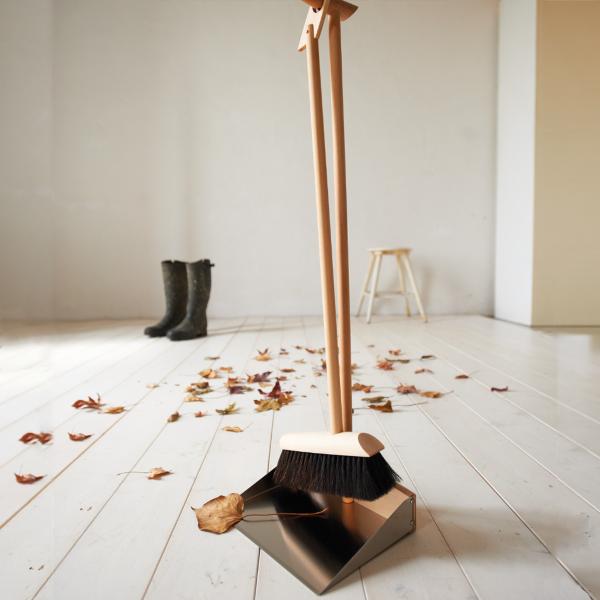 サイズ/約幅29×奥行24×高さ90cm内容量/ほうき、ちりとり各1個材質/ビーチ、馬毛、ステンレス生産国/ドイツ製●ドイツ老舗ブラシメーカー「REDECKER」のちりとりとブラシのセットです。●道具としての機能性を追及した洗練されたデザイ...