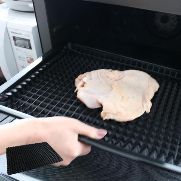 サイズ/約幅39×奥行1×高さ27.5cm重量/約115g内容量/1個材質/シリコン生産国/中国製耐熱温度/220度食器洗い乾燥機/使用可能電子レンジ/使用可能オーブン/使用可能●食材をマットの上に置いて焼くだけで、余分な油が下に落ちてヘル...