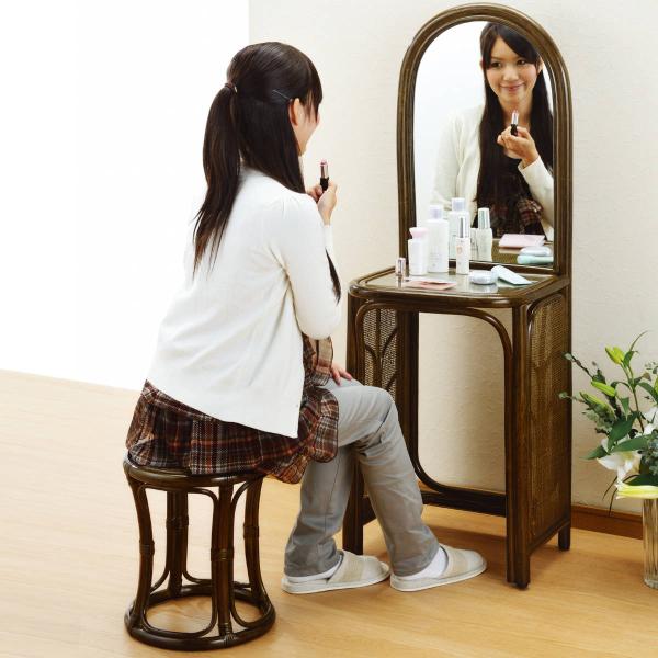 サイズ/本体：幅45×奥行41×高さ130cmスツール：幅32×奥行32×高さ37cm内容量/2台(ドレッサー1台・スツール1台）材質/籐、強化ガラスウレタン樹脂塗装●天然素材で温かみがあるラタン製ドレッサーです。●シックで落ち着いた色味の...