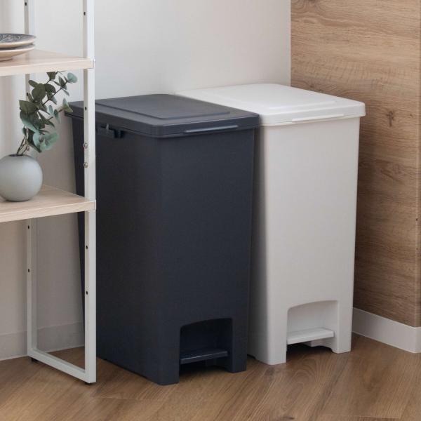 サイズ/約幅28.3×奥行42.8×高さ58cmふたを開けた時の高さ：約97cm重量/約2kg容量/約45L内容量/1個材質/本体・ふた・ポリ袋止め・ペダル：ポリプロピレンロッド：スチール（クロームメッキ）種類/ブラック、ホワイト生産国/日...