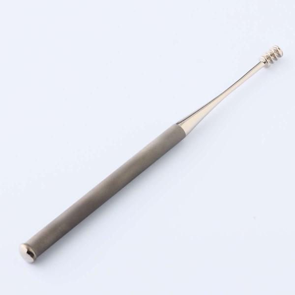 サイズ/全長：約9.8cm重量/約6g内容量/1本材質/純チタン生産国/日本製●先端部に施されたスパイラル加工が耳垢をしっかりキャッチします。●約6gと非常に軽く、手に馴染みやすいサイズ感です。●ブラスト仕上げで滑りにくい仕様です。●錆びに...