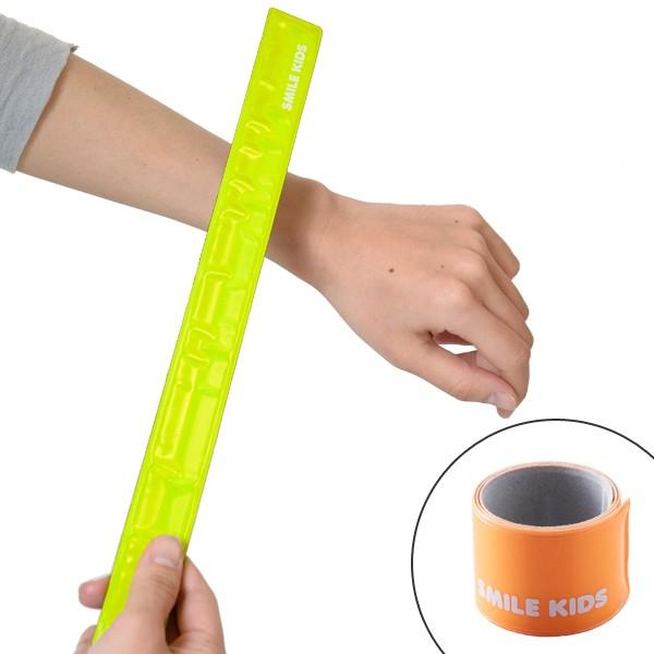 車のヘッドライトに反射して、遠目からでもくっきり見えて安全です。視認性が高く、通勤や通学、ジョギングなど夜間の歩行者を車から守ります。ウォーキングやペットのお散歩なども、安心して夜に出かけられます。伸ばした状態で腕に軽くたたくとワンタッチで...