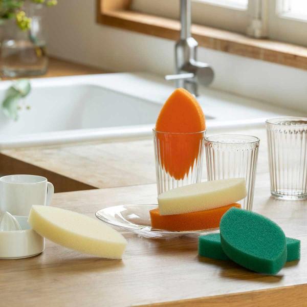 サイズ/約幅7.5×奥行2.5×高さ13.5cm内容量/2個入材質/ポリウレタン、銀系無機抗菌剤種類/グリーン、オレンジ、クリーム耐熱温度/120度●持ちやすく、手になじむ亀の子スポンジDo木の葉薄型です。●薄めのスポンジなので、底の深いグ...