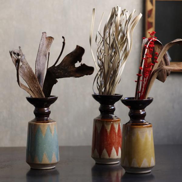 サイズ/約高さ21cm直径：約10cm重量/約1.7kg内容量/1個材質/セラミック種類/ブルー、イエロー、ブラウン生産国/中国製●艶やかな黒釉が際立つ異国の息吹を感じる花瓶です。●民族的な模様が印象的で、和モダンの空間にも自然に調和します...