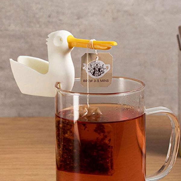 サイズ/約幅11×奥行2.8×高さ6cm内容量/1個材質/シリコーン樹脂、ポリプロピレン生産国/中国製●ペリカンのくちばしにティーバッグの紐を巻きつけることで、タグが湯の中に落ちるのを防ぎます。●使い終わったティーバッグの収納もできます。●...