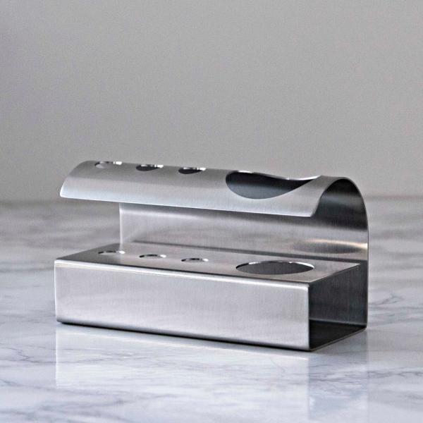 サイズ/約幅15.2×奥行6.7×高さ8.3cm重量/約365g内容量/1個材質/18-8ステンレス●無駄のない美しさの歯ブラシスタンドです。●丈夫でサビにくいステンレス素材を使用しています。●同シリーズのアイテムと組み合わせれば、統一感の...