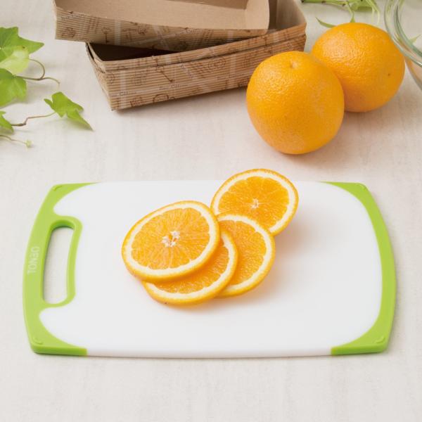 サイズ/約幅29×奥行20×高さ0.8cm重量/約360g内容量/1枚材質/ポリプロピレン熱可塑性エラストマー生産国/台湾製耐熱温度/100度食器洗い乾燥機/使用可能●ラバー付で滑りにくい耐熱抗菌まな板です。●すべりを防ぐラバー付きで、グリ...