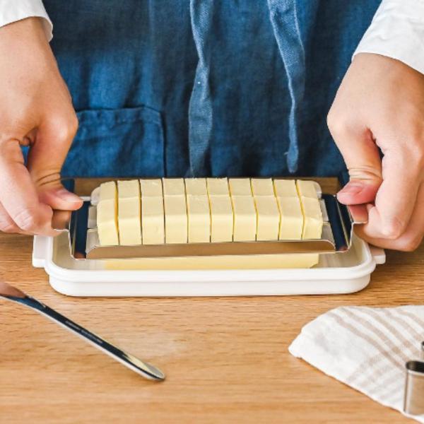 サイズ/約幅19×奥行10.7×高さ4.3cmバターナイフ：約長さ12.9cm内容量/本体：1個、バターナイフ：1本材質/蓋：AS樹脂本体：ポリプロピレンバターカッター・バターナイフ：ステンレス鋼生産国/日本製●カットしてそのまま保存バター...