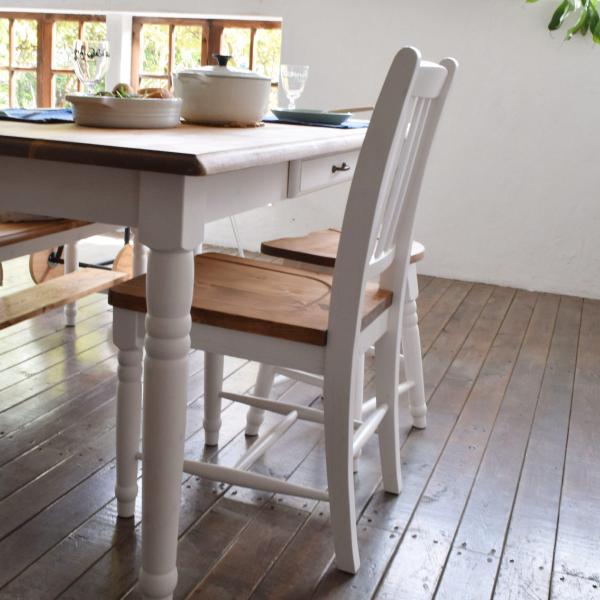 サイズ/約幅40×奥行55×高さ85cm座面高：約43cm内容量/1脚材質/天然木（パイン）、オイル仕上げ、水性塗装生産国/中国製耐荷重/静的耐荷重：約80kg組立状態/完成品●天然木の木目と清潔感のあるホワイトがお部屋も気分も明るい雰囲気...